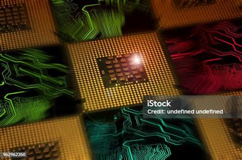 정렬 된 Cpu 칩 프로세서 및 효과 프러덕션 배경 조명 전자 회로 Cpu에 대한 스톡 사진 및 기타 이미지 Cpu 과학 금 금속 Istock