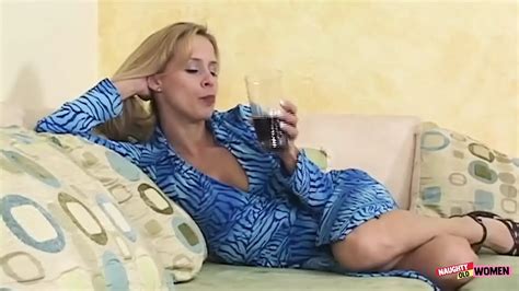 貪欲な熟女は、黒人男性を誘惑してセックスをさせるために彼女の大人のおもちゃを使うのをやめます Xhamster