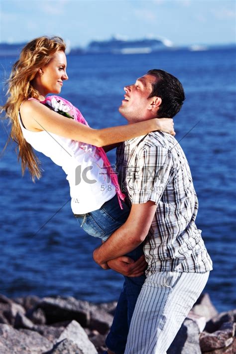 男人和女人在天空中拥抱,海在海中拥抱男孩情侣高清摄影大图 千库网 男人和女人在天空中拥抱,海在海中拥抱男孩情侣高清摄影大图 千库网
