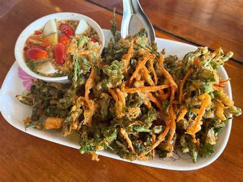 ส้มตำผักหวาน ร้าน ครัวผักหวานบ้าน ไร่นฤบดินทร์ สาขา 1 แสงชูโต