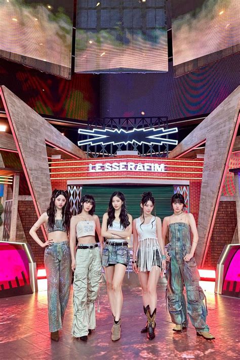Pin By 𖦹 ׂ 𓈒 🐇 ／ ⋆ ۪ On Le Sserafim Korean Outfits Kpop Stage
