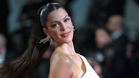 Iris Mittenaere Fait Tourner Les Têtes En Dévoilant Sa Chute De Reins