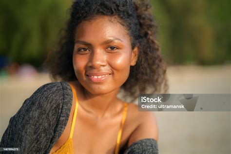 Wanita Afrika Duduk Di Bangku Pantai Di Pantai Tropis Pelancong Muda Mengenakan Bikini Kuning