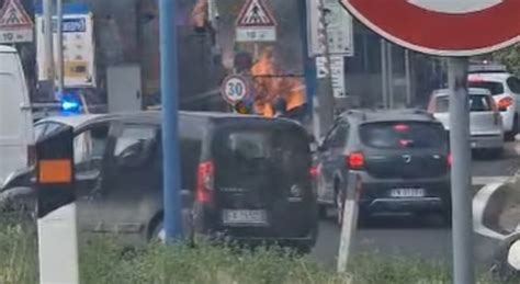 Napoli Incendio Al Casello Dei Camaldoli A Fuoco Auto In Transito