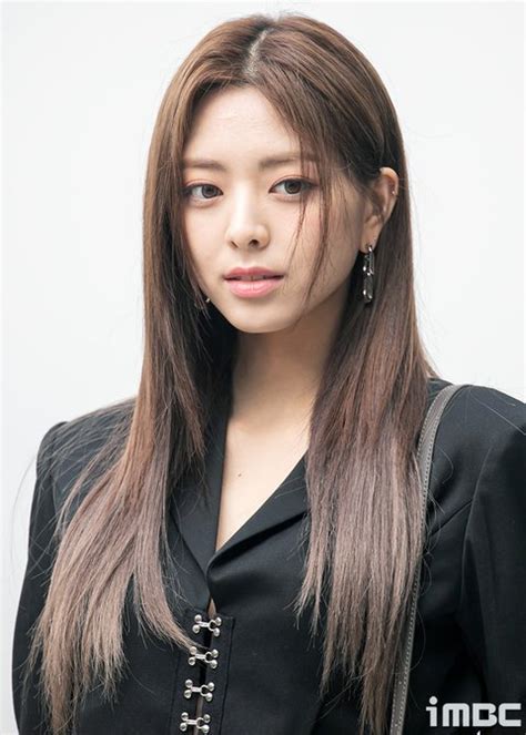 Pann Ảnh Báo Chụp Itzy ở Charles And Keith Sốc Thật Sự