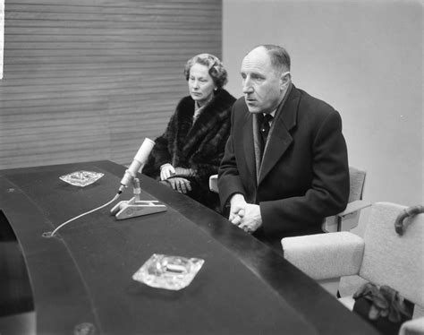 Aankomst Minister Luns En Echtgenote Op Schiphol Van Bezoek Aan