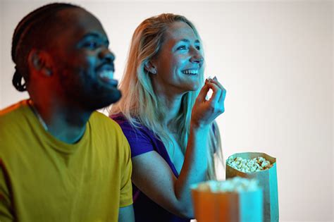 영화를 보고 팝콘을 먹으며 웃고 있는 다양한 다인종 커플 2명에 대한 스톡 사진 및 기타 이미지 2명 30 34세 Tv 보기 Istock