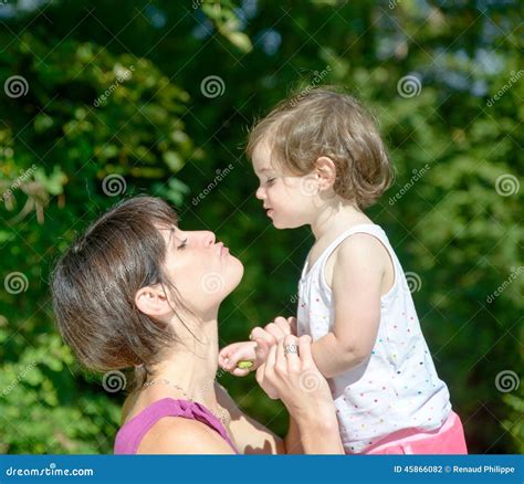 Een Mooi Mamma Is Een Omhelzing Aan Haar Dochter Stock Foto Image Of