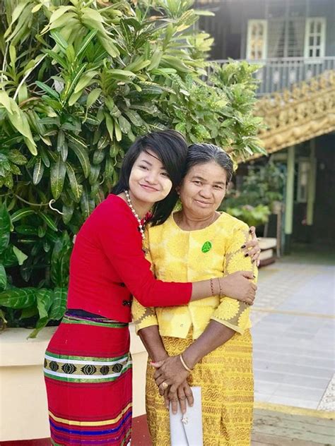 မိခင်ကို ပရိသတ်တွေနဲ့ မိတ်ဆက်ပေးလိုက်တဲ့ ဖြူဖြူထွေး Myanmarload