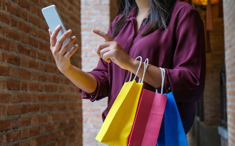 Chicas Asiáticas Con Venta De Bolsas De Compras Consumismo Concepto De