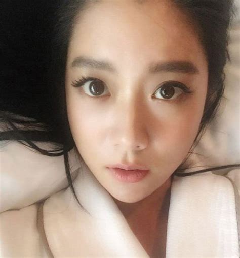 클라라 굿모닝” 침대 셀카큰 눈망울에 백옥 피부가 ‘어쩜 Fn스타