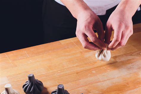 국립 그루지야 요리 Khinkali 금속 배경 쿡 준비 Khinkali 부엌 탑 보기 생 고기 반죽 요리 중국 전문 찐 만두 공정 요리 판매 요리 하지 않은 음식 부스
