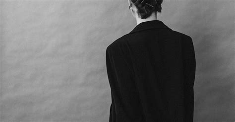 검은 코트 검정색과 흰색 격식있는 옷차림 그레이스케일 그림자 단순한 단조 뒷모습 맞춤형 코트 매우 복잡한
