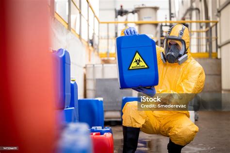 보호 장비와 가스 마스크를 착용한 공장 작업자는 재활용 공장 내부의 독성 화학 물질과 생물학적 위험 폐기물을 담을 수 있습니다 나름에 대한 스톡 사진 및 기타 이미지