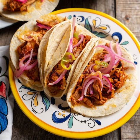 Mexicana Cochinita Pibil Tacos Com Molho Habanero Em Fundo De Madeira