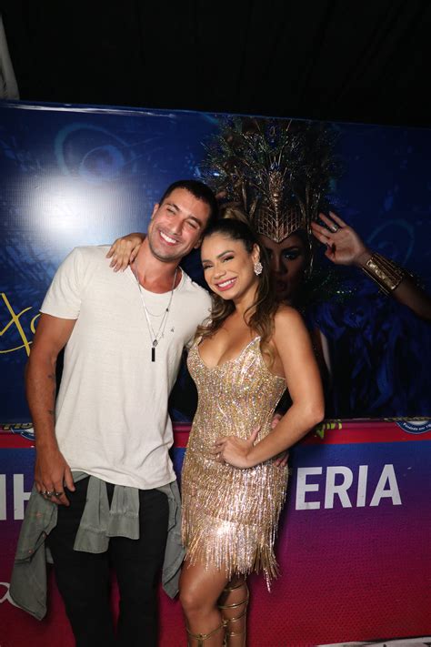 A fila andou! Lexa aparece agarrada a ator bonitão e assume romance