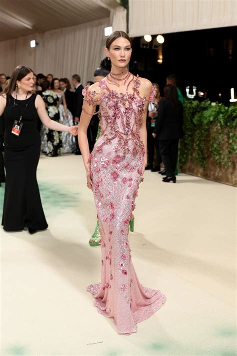 Met Gala 2024 Red Carpet See Every Celebrity Fashion Look Live Vogue