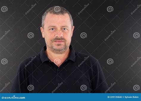 Glimlachend Portret Man Van Middelbare Leeftijd Geïsoleerd Op Zwart