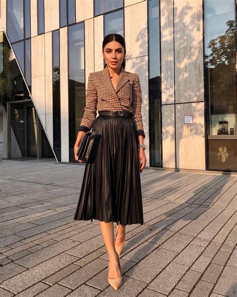 How To Wear Black Midi Skirts 21 Outfit Ideas Andstyling Tips