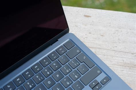 Macbook Air S Oled Displejem Se Odkl D Letem Sv Tem Applem