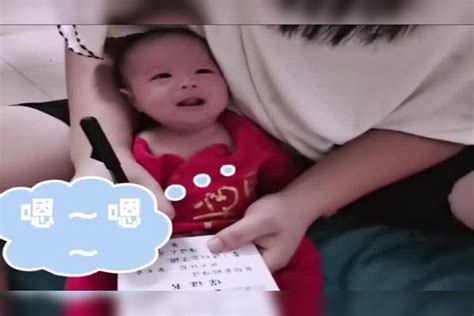 老爸强迫两个月宝宝签保证书，宝宝的反应太可爱了