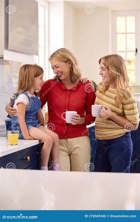 Familia Del Mismo Sexo Con Dos Madres Maduras Y Su Hija Sentadas En La Cocina Hablando Juntas