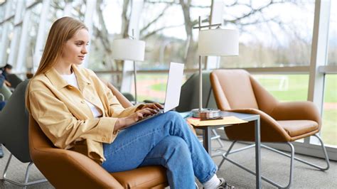 Gen Z Worker Has Accommodation That She Cannot Interact With Co Worker YourTango
