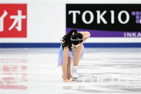 本田真凜、慈しむようにリンクにふれる【写真】：中日スポーツ・東京中日スポーツ