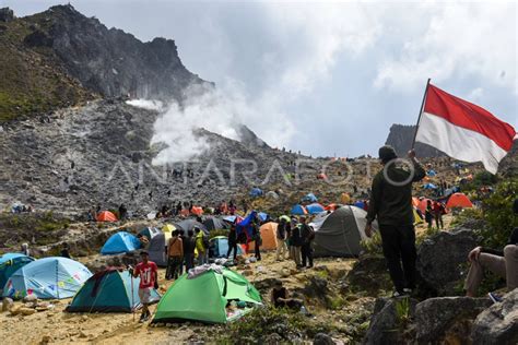Upacara Bendera Di Gunung Sibayak Antara Foto