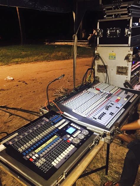 นพคุณเสียงทอง บริการเวที แสง สี เสียง ดนตรีสดและคาราโอเกะ Added A New Photo — At อำเภอกาญจน์ดิษ