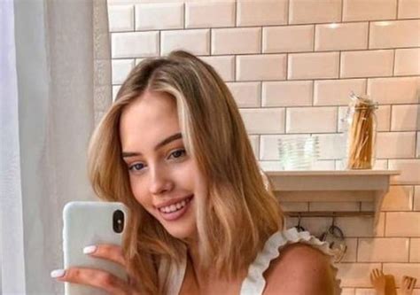 Selfie Girls 37 Pics