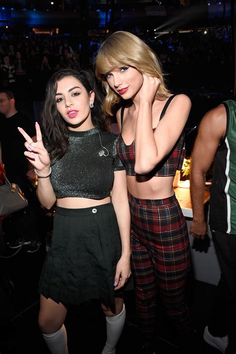 Gaat Taylor Swifts Nummer Actually Romantic Over Charli Xcx