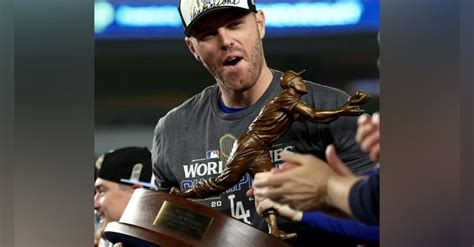 Freddie Freeman Recibe El Premio Al Mvp De La Serie Mundial 2024