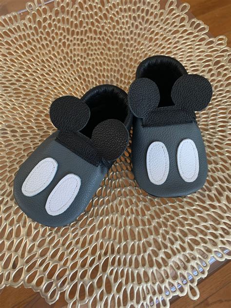 Greyscale Mickey Mouse Inspirado Cuero Bebé Mocasines Mickey Mouse