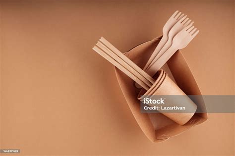 친환경 일회용 식기 크래프트 종이 식품 용기 컵 및 베이지색 배경에 포크 폐기물 및 플라스틱 무료 개념 복사 공간 0명에 대한 스톡 사진 및 기타 이미지 Istock