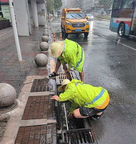 闻汛而动 重庆住建人员筑牢排水防涝安全防线