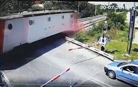 【閲覧注意】電車に轢かれた人間、”赤い霧” になってしまう（あり） ポッカキットポッカキット