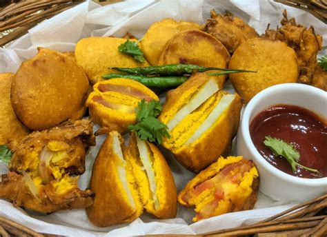 Crispy Assorted Pakoda Basket