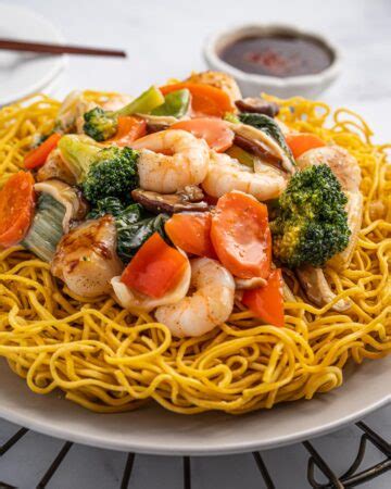 Mì Xào Giòn Crispy Pan Fried Noodles With Seafood And Vegetables
