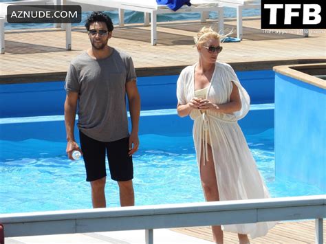 Sandra Lee Sexy Seen Flaunting Her Hot Bikini Body On The Poolside In