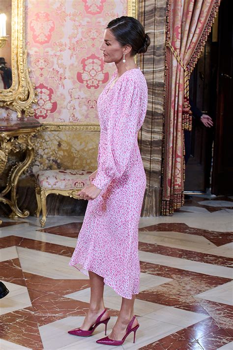 לטיסיה מלכת ספרד בשמלת אביב מושלמת Fashion Forward אופנה