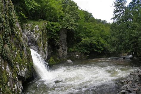 Пътешествията продължават...: Водопад Гюмберджията, с. Белица