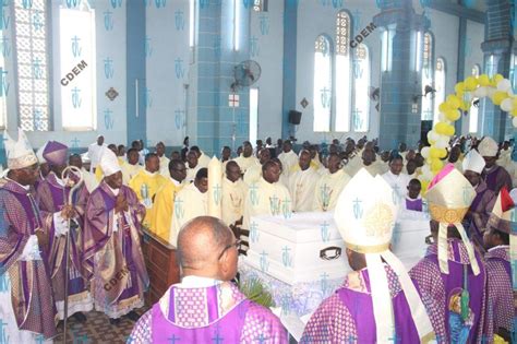 Bénin Mgr Marcel Agboton Inhumé En La Cathédrale Notre Dame De Porto Novo