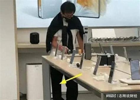 成龍現身華為專賣店， 親自選購心儀手機， 遺憾沒有現貨只能預訂 壹讀