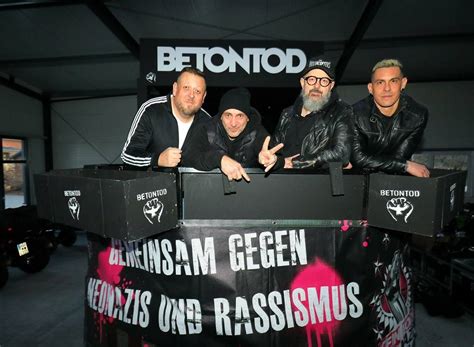 Rheinberg Punkrockband Betontod Fährt Im Rosenmontagszug Mit
