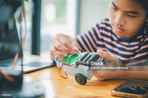 기술 로봇의 작업을 배우고 공부하는 아시아 소년홈스쿨과 기술 프로젝트를 위한 과학 어린 시절 아이들 취미 여가 라이프 스타일 사람들 장난감 로봇 공학 기술 12 13세에