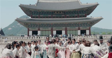 一起 亞洲 亞洲舞蹈 人 傳統服裝 傳統舞蹈 傳統音樂 充滿活力的連身裙 地標 宮殿 家人 慶祝 戶外活動 文化 文化節 文化表演 文化表達 文化遺產 旅遊