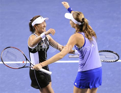 杉山／ハンチュコワ組、ドゥルコ／ペトロワ組破り決勝進出 東レ・パンパシフィック・オープン 写真1枚 国際ニュース：afpbb News