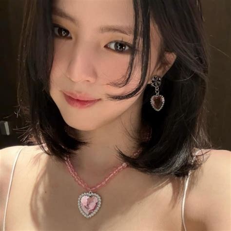 93년생 한소희 진짜 나이 밝힌 후 첫 생일공주세트도 찰떡 소화