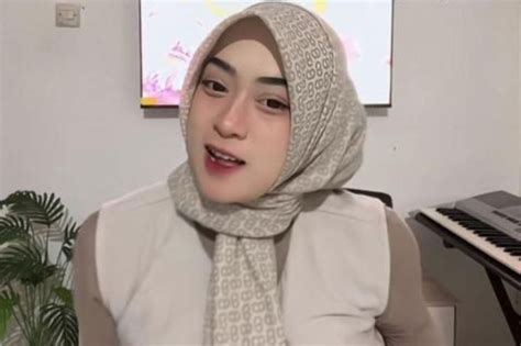 Potret Terbaru Bu Guru Salsa Tunjukkan Bakat Menyanyi Yang Tak Terduga